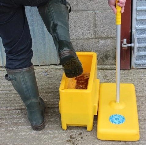 Boot Dip with Integral Brushes - Farmacy